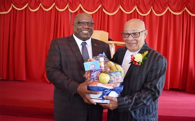 SKNVibes | PM Harris among worshippers as Bishop Gilfillan is feted on ...